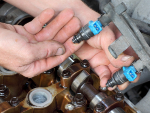 ¿Qué partes componen el sistema de combustible de un vehículo a gasolina?